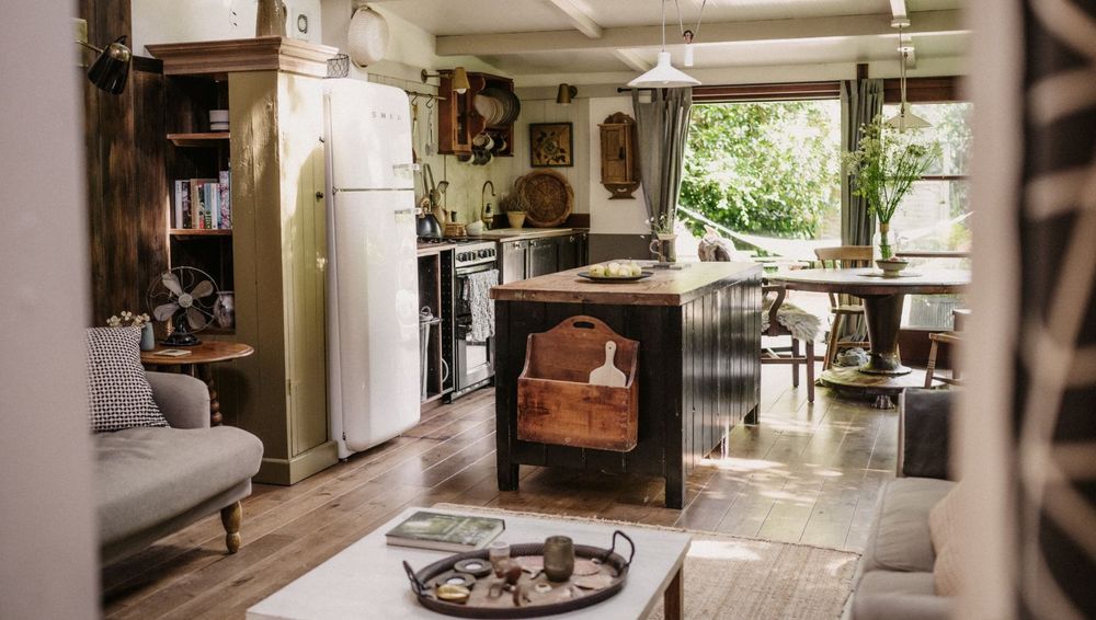 The Batman's Summerhouse, Devon | Paws & Stay